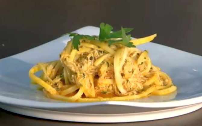 Chef prepara fettuccine de pupunha com ragu de siri - Bom Gourmet