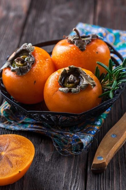 É época de caqui! Confira 8 receitas com essa fruta