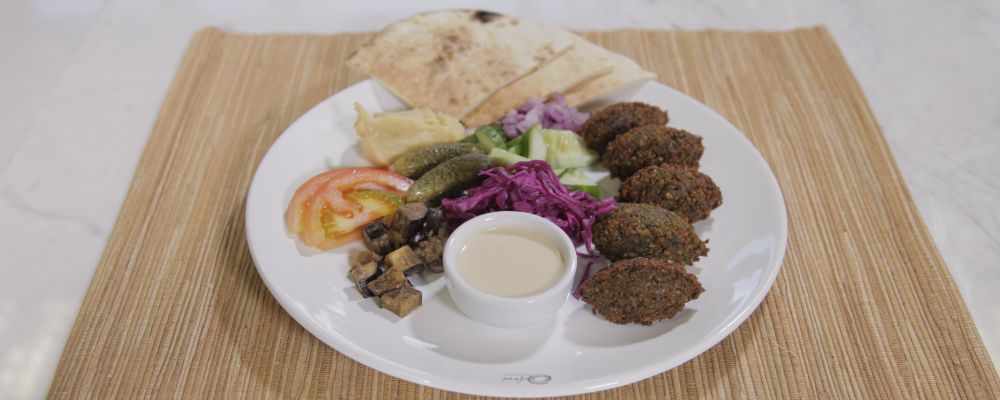 Comida árabe em casa: vídeo ensina a fazer falafel com molho taratour
