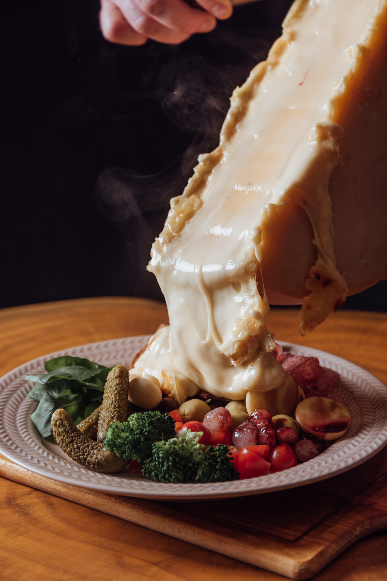 Racler serve raclette com vegetais e embutidos no Pátio Batel