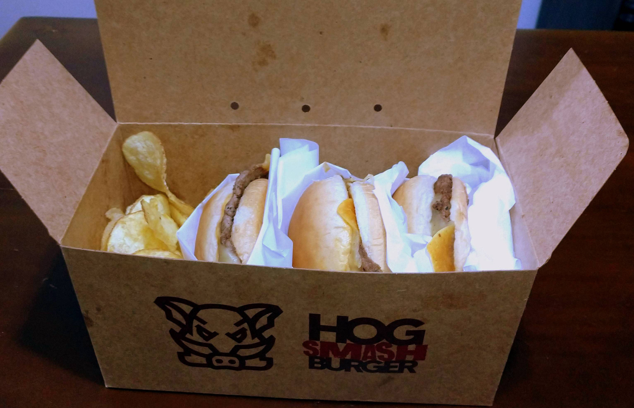 A HOG tem um smash burger delicioso no delivery. Vale provar