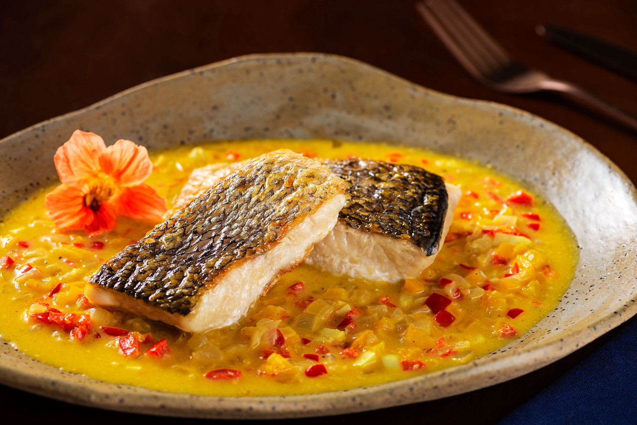 Robalo fácil, com molho colorido. Para fazer em casa e impressionar