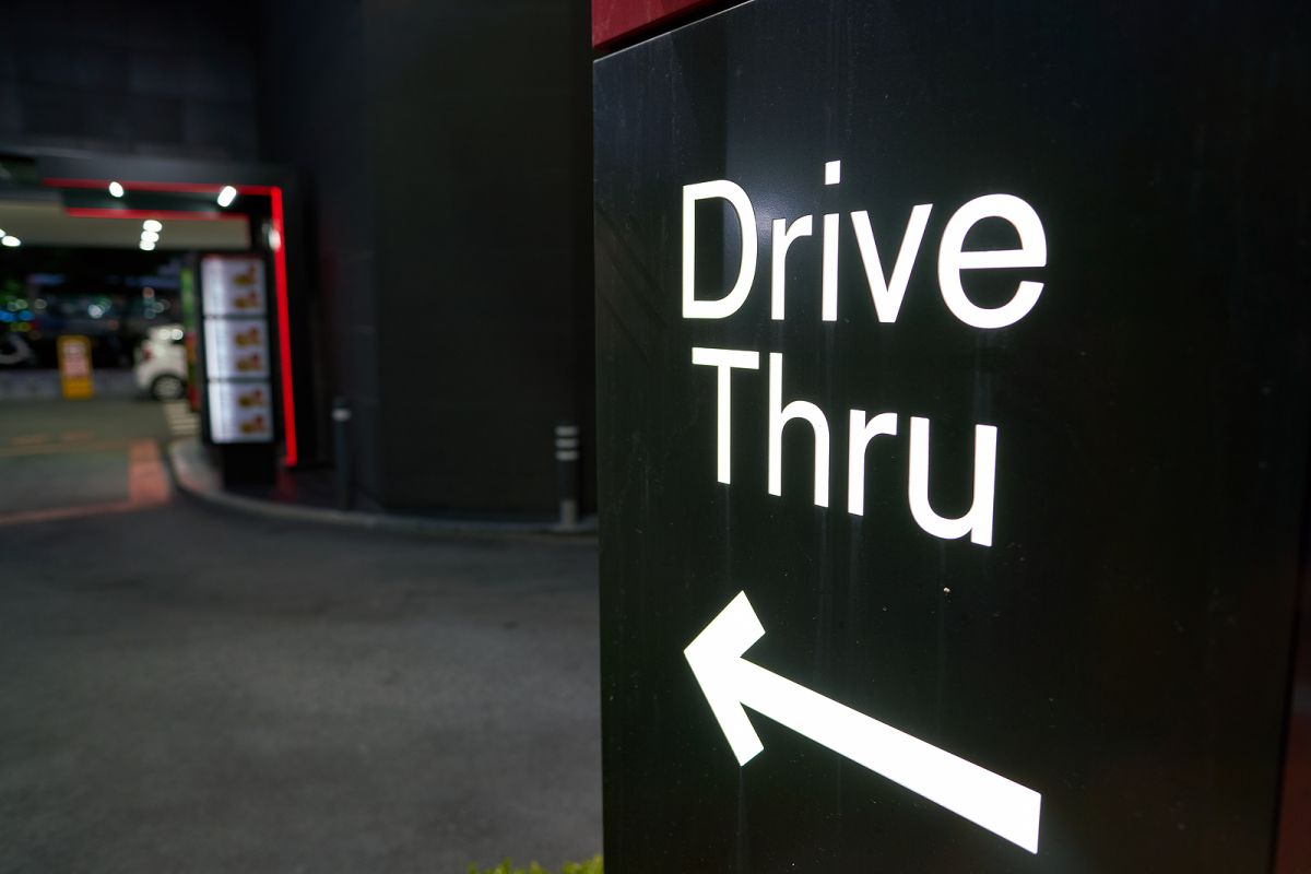 Drive thru com pagamento sem contato chega aos pequenos operadores a ...