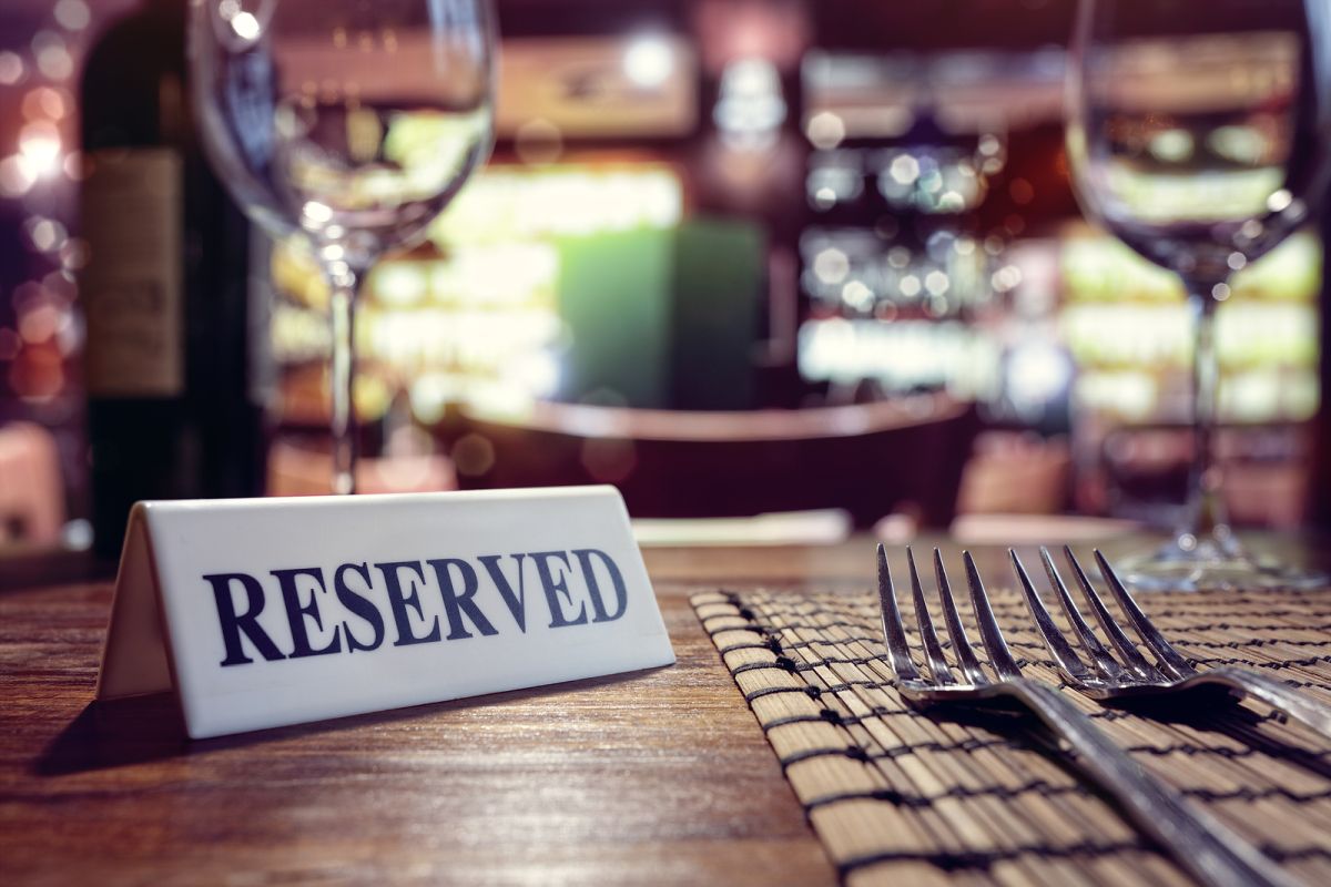 Restaurantes pedem que clientes cumpram a regra de reservas prévias em ...