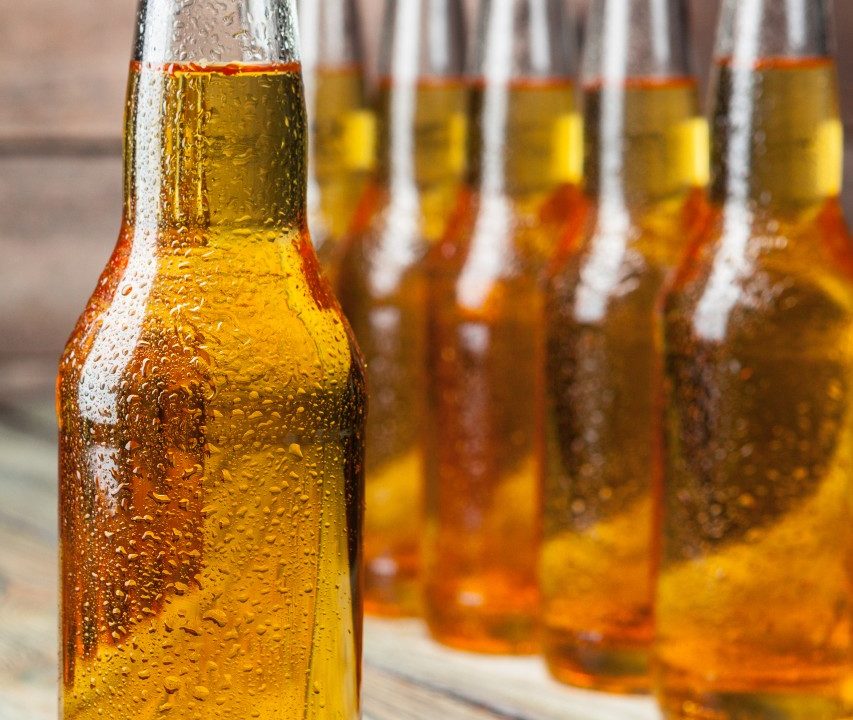 Marrom, verde ou transparente: como a cor da garrafa interfere na cerveja