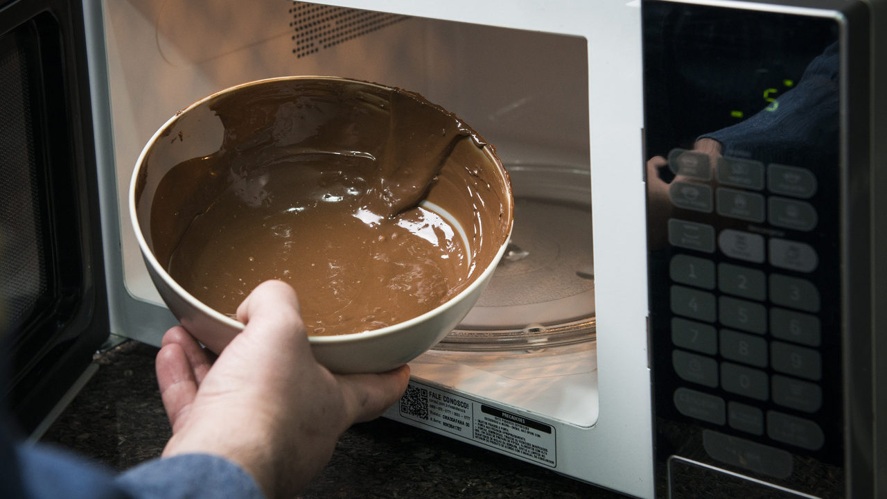 Temperar o chocolate: aprenda a técnica que faz o ingrediente brilhar