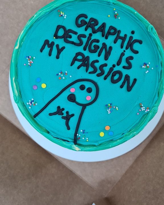 Bolos decorados com mensagens divertidas e memes fazem sucesso